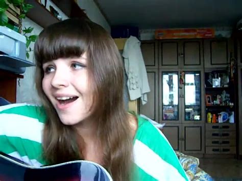 Красивая девушка поет армейскую песню под гитару А я не вернусь — Видео от Я тебя дождусь