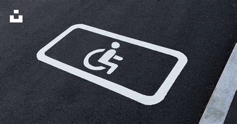 기호가 있는 도로 사진 Unsplash의 무료 도로 표시 이미지