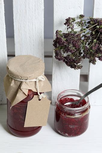 잼 항아리 종이로 덮여 꼬기로 묶여 끈에 공예 라벨을 걸어 채소와 향신료의 술 근처 나무 보드의 배경에 건강한 식생활에 대한 스톡 사진 및 기타 이미지 Istock