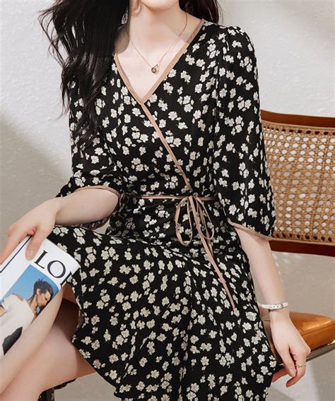 포앤바이앤 레트로 랩 미니원피스 5부 랩 브이넥 A라인 플라워 프린트 허리리본 배색라인 하이웨스트 플레어 원피스 꽃무늬 복고풍 단아한 단정한 우아한 사무실 오피스 출근