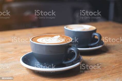 뜨거운 라 떼 라 떼 아트 카페에서 빈티지 나무 테이블에 커피의 두 블루 컵의 근접 촬영 이미지 갈색에 대한 스톡 사진 및 기타 이미지 Istock