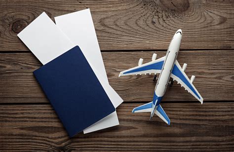 흰색 빈 비행기 모형과 나무 배경에 비행기가 있는 여권 여행 개념입니다 디자인용 템플릿 대패에 대한 스톡 사진 및 기타 이미지 대패 비행기 작은 Istock