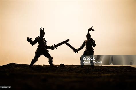 기병과 보병과 중세 전투 장면 별도의 개체로 인물의 실루엣 일몰 안개 배경에서 전사 사이에 싸움 The Crusades에 대한 스톡 사진 및 기타 이미지 Istock