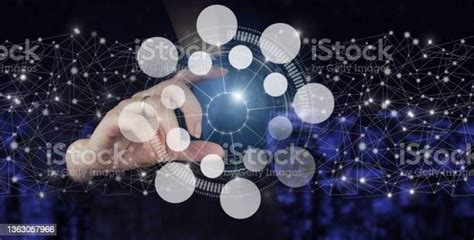혁신 빅 데이터 개념 기술 손 은 도시 어두운 흐린 배경에 디지털 홀로그램 원형 다이어그램 기호를 개최합니다 소셜 미디어 개념