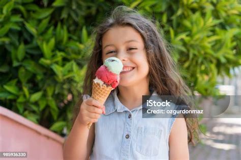 귀여운 소녀만 아이스크림을 먹는 귀여운에 대한 스톡 사진 및 기타 이미지 귀여운 냉동식품 달콤한 음식 Istock