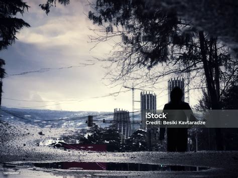 젊은 남성 실루엣은 수면에 반영 인간의 실루엣과 흐릿한 풍경 거리에 대한 스톡 사진 및 기타 이미지 거리 건설 현장 고대비 Istock