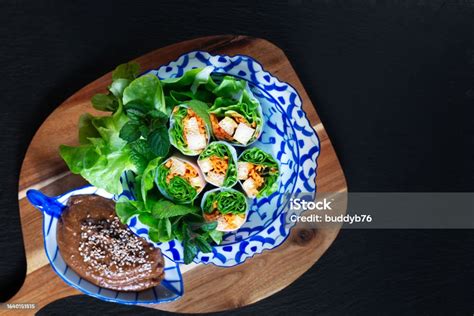 건강한 음식 개념 수제 비건 두부 여름 롤 또는 콥트 공간이 있는 검은색 배경에 땅콩 디핑 소스를 곁들인 스프링롤 스프링롤에 대한 스톡 사진 및 기타 이미지 Istock