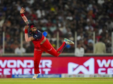 Krunal Pandya Strikes The Khaby Pose With Ipl Trophy After Match