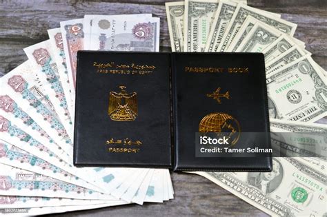 이집트 여권 검은 책 아랍어 단어 번역 과 이집트 파운드와 미국 달러 현금 돈 지폐와 검은 여권 책 여행 개념 0명에 대한 스톡 사진 및 기타 이미지 Istock