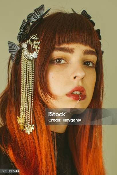 스튜디오에서 검은 드레스를 입은 빨간 머리 고딕 양식의 모델 Z세대에 대한 스톡 사진 및 기타 이미지 Z세대 가을 개성 개념 Istock