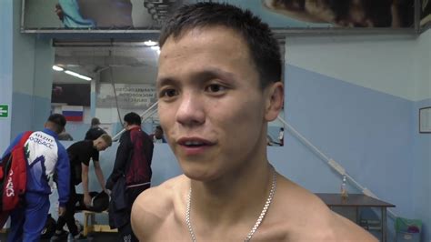 Chicos En Sala De Calentamiento Y Pesaje