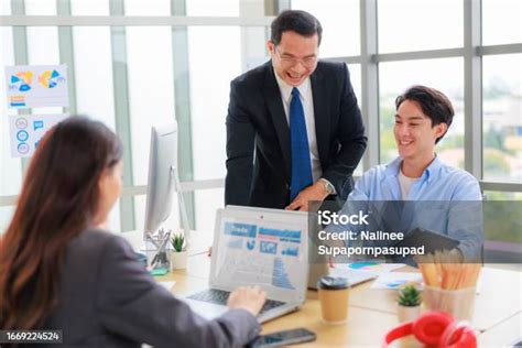 현대적인 사무실 환경에서 기업 성장과 효율성을 위한 전략을 세우는 전문 아시아 동료들 Brand Name Smart Phone에 대한 스톡 사진 및 기타 이미지