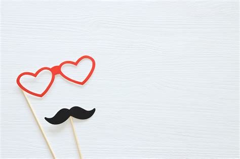 흰색 배경 위에 파티에 대 한 재미 있는 사진 부스 소품의 상위 뷰 이미지 Movember에 대한 스톡 사진 및 기타 이미지 Movember 개념 남자 Istock