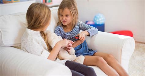 13 Oldest Sibling Problems All Firstborns Can Relate To