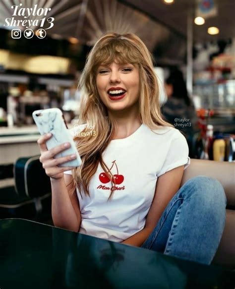 Taylor Swift Using Phone