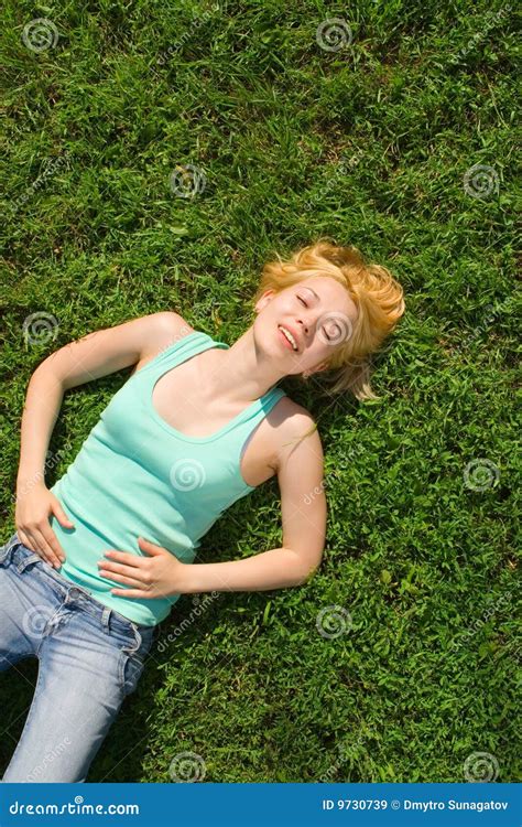 De Rust Van De Vrouw Op Het Gras Stock Afbeelding Image Of Groen Pret 9730739