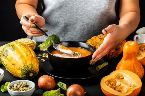 우유와 함께 수제 호박 크림 수프를 먹는 여자 채식 건강 다이어트 음식 개념 가을에 대한 스톡 사진 및 기타 이미지 가을 건강한 생활방식 건강한 식생활 Istock