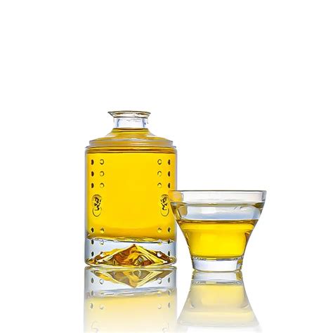 New Design 200ml Liquor Spirit Glass Bottle Synthetic Cork With Glass Cup