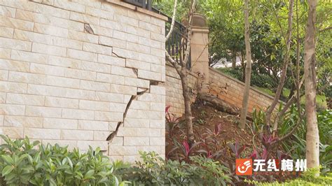 梅城江北汉酒路路边围墙开裂 行人绕道而行