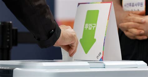 신촌 사전투표소 투표용지 대거 반출투표지 들고 식당 가기도