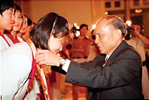 紀念霍英東誕辰百年：推動國家體育發展的典範 頭條 香港中通社