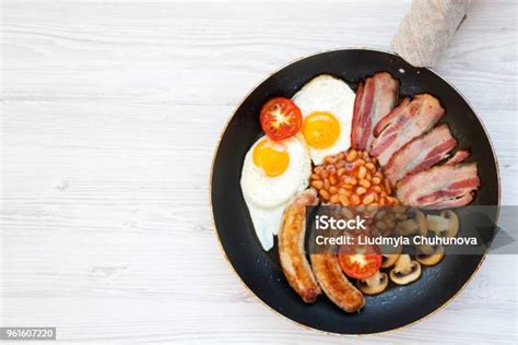 상위 뷰 전체 영어 아침 식사와 소시지 요리 냄비에 튀긴 계란 콩 베이컨 흰색 나무 배경 공간에 복사 합니다 플랫이 하다 위에서 0명에 대한 스톡 사진 및 기타 이미지