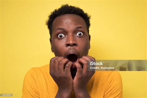 젊은 아프리카 계 미국인 흑인 남자 놀란 얼굴 표정 놀라움에 대한 스톡 사진 및 기타 이미지 놀라움 쇼크 감정 Istock