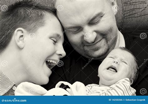 Retrato Feliz De La Familia Foto De Archivo Imagen De Cabritos Hijo