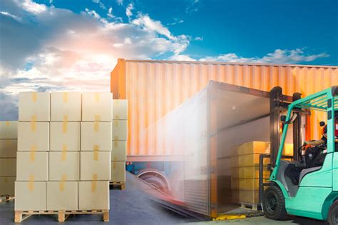 컨테이너에 지게차 적재화물 선적의 이중 노출 나무 팔레트에 판지 상자를 스택 화물 산업 창고 물류 및 운송 고객 서비스 담당자에 대한 스톡 사진 및 기타 이미지 Istock