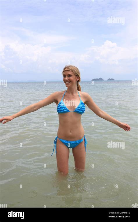 8 Hot Sexy Mayare Bikini Pics