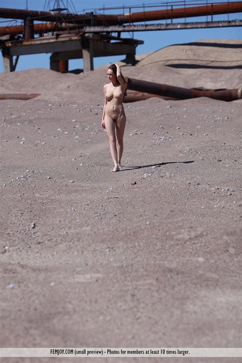 Sexy Anabelle Rona Naked On A Construction Site Photos