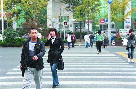 行人过马路的图片行人过马路图片马路行人图片第4页大山谷图库