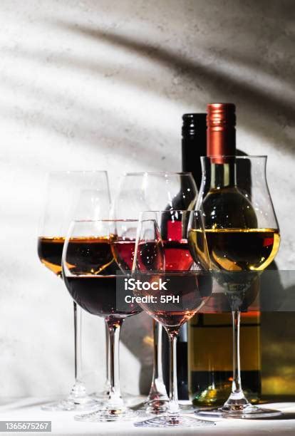 회색 테이블 배경에 빨간색 장미 및 화이트 와인 잔 와인 시음 하드 라이트와 가혹한 그림자 포도주 시음에 대한 스톡 사진 및 기타 이미지 Istock