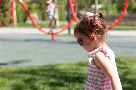 여름 놀이터에서 포니 테일과 선글라스를 착용 한 어린 쾌활한 소녀 2 3 살에 대한 스톡 사진 및 기타 이미지 2 3 살 귀여운 놀이 Istock