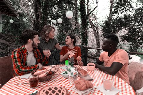 뒤뜰 홈 파티에서 즐거운 시간을 보내는 다인종 친구들 바 레스토랑에서 칵테일을 마시며 함께 웃는 젊은이들 25 29세에 대한 스톡 사진 및 기타 이미지 Istock