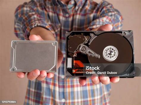 다양한 세대의 컴퓨터 드라이브 하드 디스크 드라이브 및 Ssd 드라이브 데이터 전송 읽기 및 쓰기 속도의 다양한 유형 개념에 대한 스톡 사진 및 기타 이미지 Istock