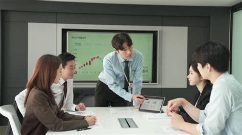 한국 비즈니스 회사 사무실 회의실 앞에 서서 브리핑 및 회의하는 젊은 직장인 모습 동영상 Jkr221659 게티이미지뱅크