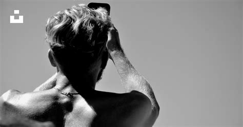 카메라를 등지고 사진을 찍고 있는 남자 사진 Unsplash의 무료 뒤로 이미지