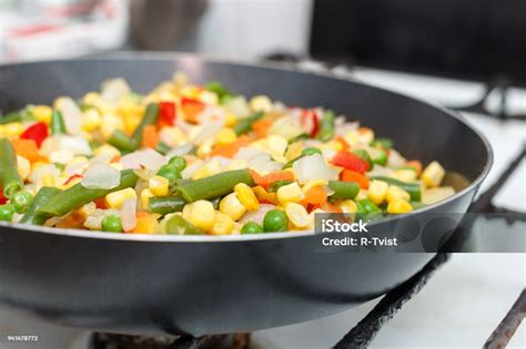 프라이팬에 신선한 야채입니다 신선한 야채 제품 갓 식이 야채 브로콜리 옥수수 아스파라거스 냉동 고추 당근 가스 렌지에 프라이팬에 요리는 건강관리와 의술에 대한 스톡 사진 및