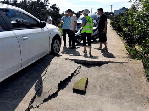 太热了眉山一路面被晒突然爆裂拱起过往车辆被卡住 大林村