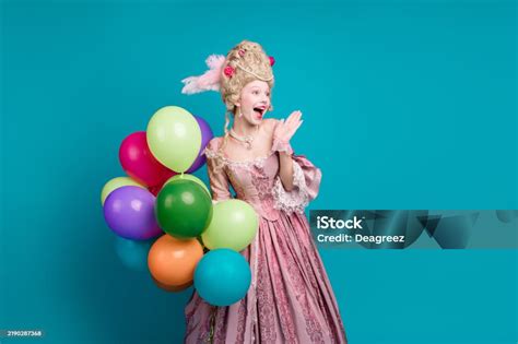 쾌활한 기쁨 여왕 중세 아가씨가 푸른 색 배경에 고립 된 생일을 축하하는 사진 16 17 살에 대한 스톡 사진 및 기타 이미지 16 17 살 Omg 경외감 Istock