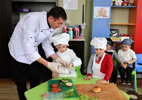 საბავშვო ბაღში აღსაზრდელის მამამ პატარებს ბუტერბროდების დამზადება ასწავლა Skolamdelebi Ge