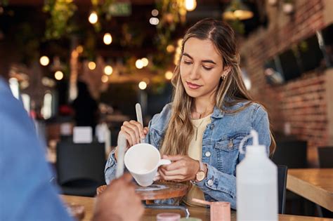 창조적 인 예술과 색상을위한 워크샵 또는 중소기업에서 창의력 여성 및 그림 컵 예술가 디자이너 및 여성 페인트 머그는 야간 스튜디오에서 도자기 또는 도자기 수업에서 예술적