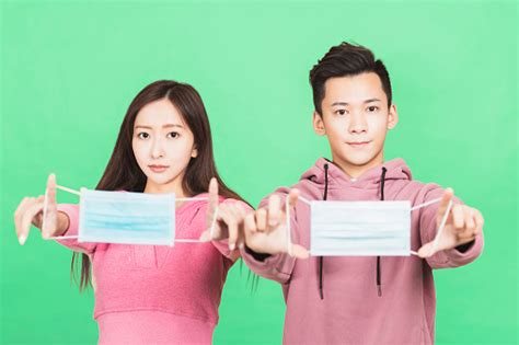 보호 얼굴 마스크를 착용 젊은 부부 독감 및 코로나바이러스 예방 개념 20 24세에 대한 스톡 사진 및 기타 이미지 20 24세 25 29세 2명 Istock