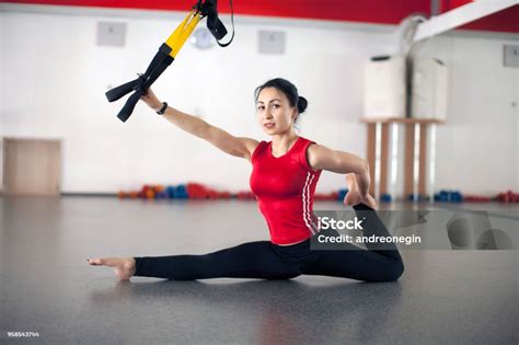 예쁜 젊은 여자 비행 요가 피트 니스 훈련 흰색 체육관 로프트 교실에서 Trx 피트 니스 스트랩과 연습을 스트레칭 하 고 잘 맞습니다 가냘픈에 대한 스톡 사진 및 기타