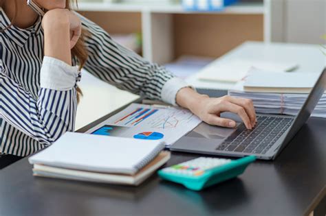 사무실 책상 위에 노트북 컴퓨터를 사용하여 인쇄하는 여성의 손을 클로즈업합니다 검색에 대한 스톡 사진 및 기타 이미지 검색