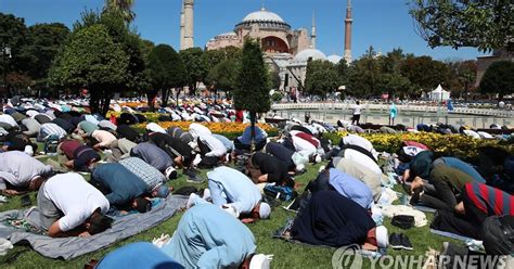 성소피아 성당 외부에서 금요 기도 올리는 이슬람 신자들