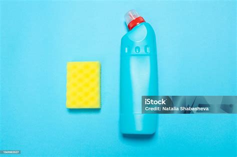 다양한 표면에 대한 세제와 파란색 배경에 걸레 전문 청소 제품 일반 청소 가정용 화학 물질 0명에 대한 스톡 사진 및 기타 이미지 Istock