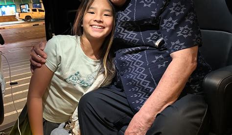 รวมรูปภาพของ หลานสาวสวยมาก คุณปู่ไพวงษ์ แชะภาพกับ น้องปีใหม่ ช็อตนี้อบอุ่นน่ารัก รูปที่ 1 จาก 13