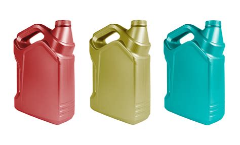 흰색 배경에 고립 된 세 개의 플라스틱 오일 용기 저장 탱크 가솔린 디젤 및 가스 용 캐니스터 기술 액체를 위한 빨강 노랑 및 파랑 플라스틱 용기 0명에 대한 스톡 사진 및
